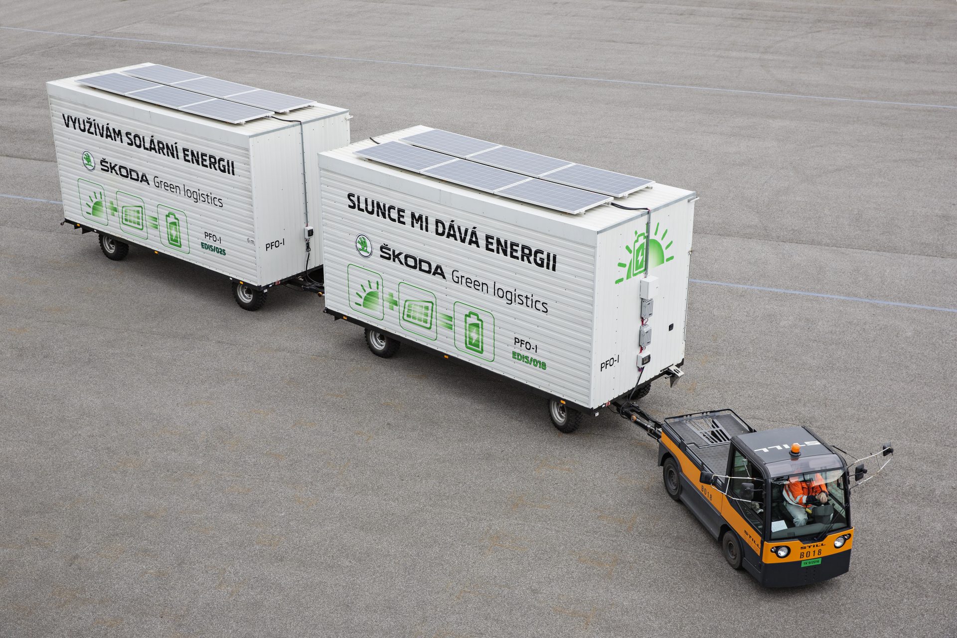 Electric tow tractor in the ŠKODA plant: Solar panels charge batteries ...