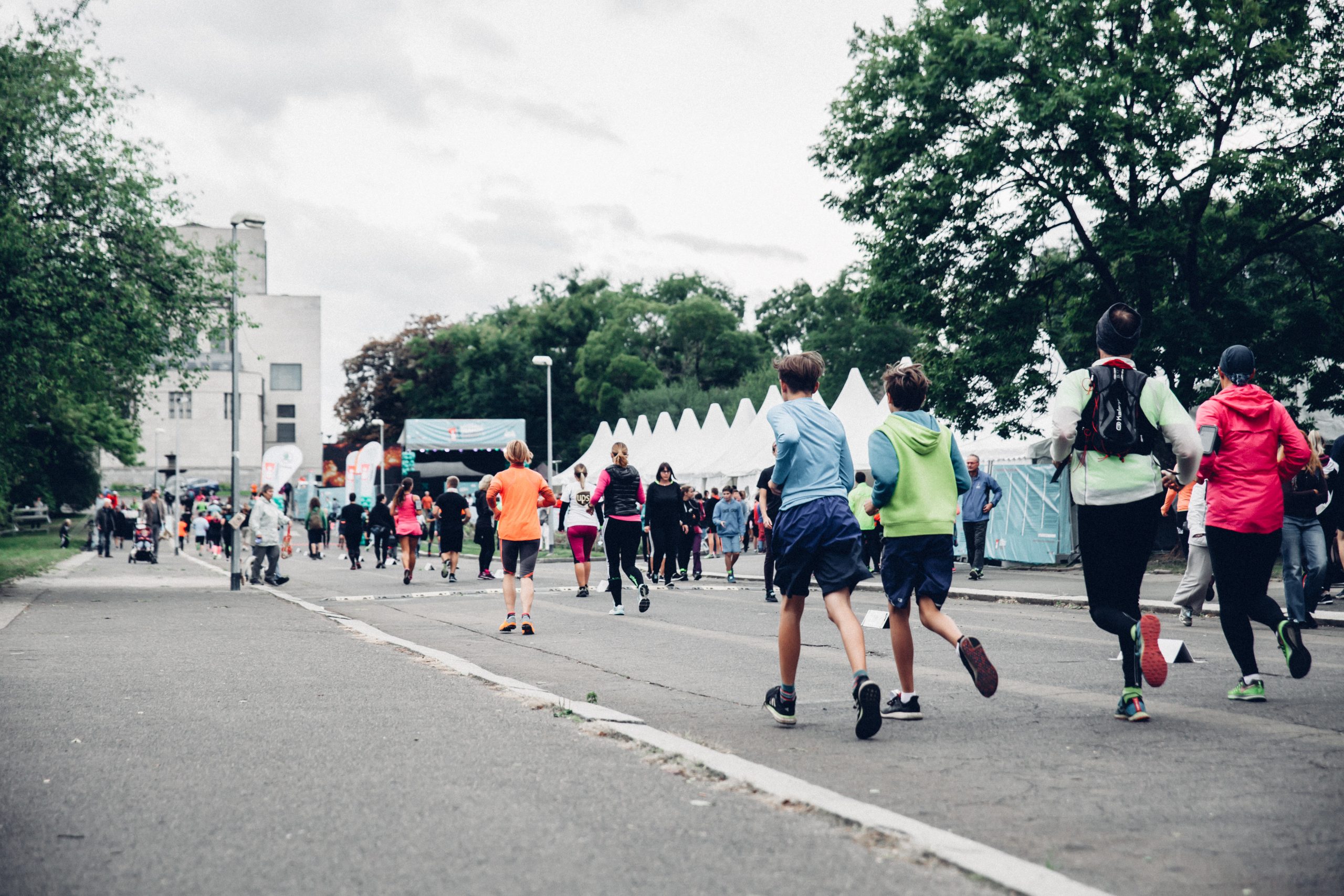 Marathon runners helping children - Škoda Storyboard