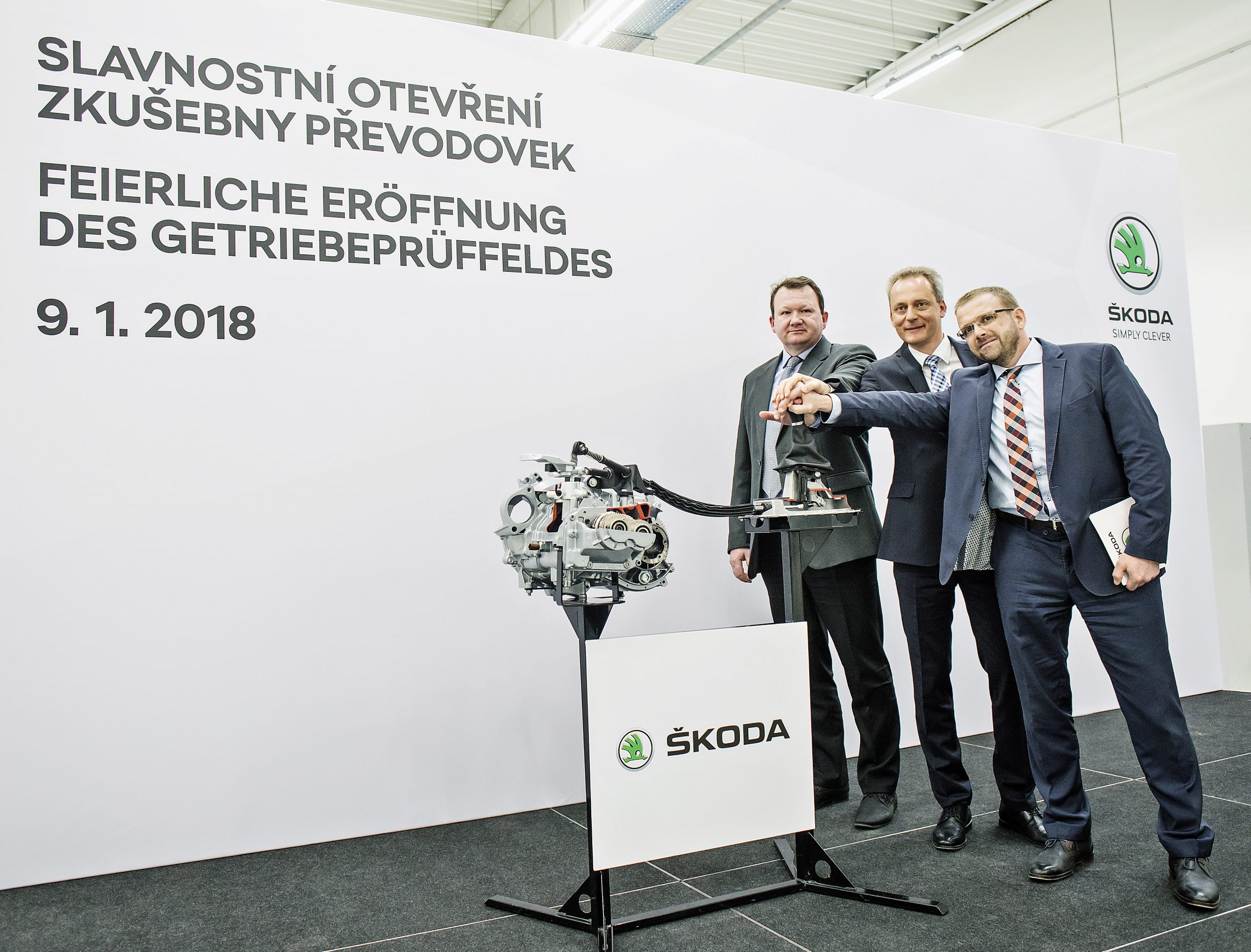 Video: ŠKODA AUTO uses fully autonomous transport robot at Vrchlabí ...