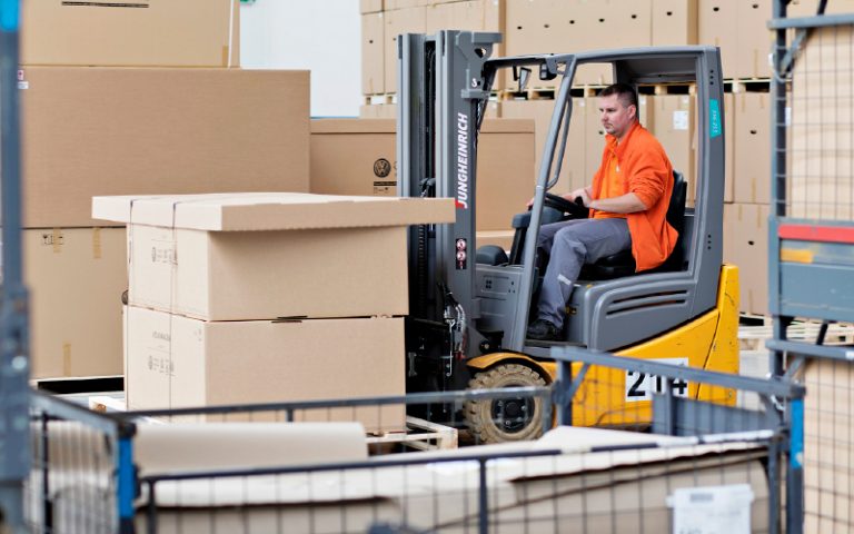 360° Tour of the Huge ŠKODA Parts Warehouse - Škoda Storyboard