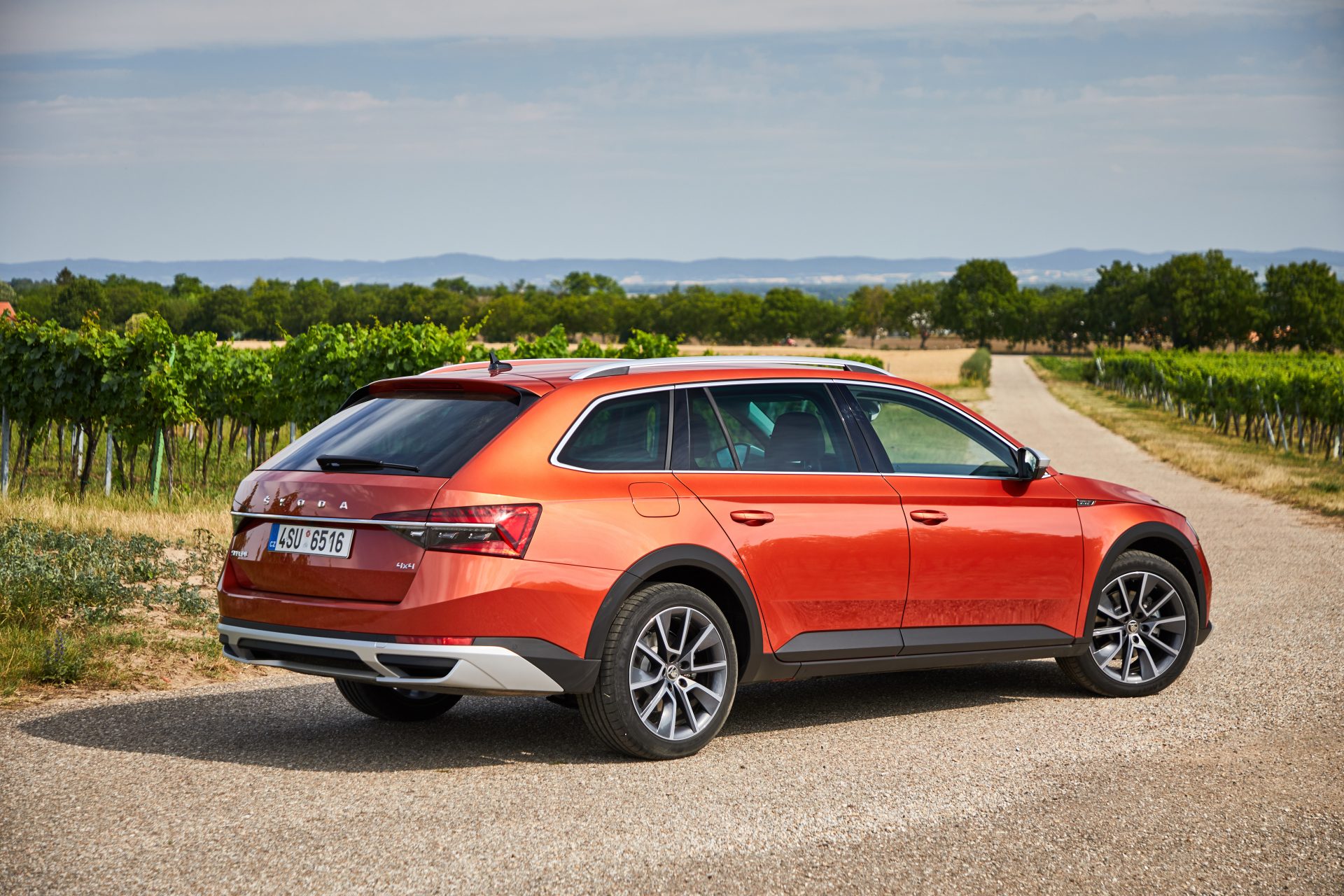 ŠKODA SUPERB SCOUT: the flagship with an adventurous look - ŠKODA ...