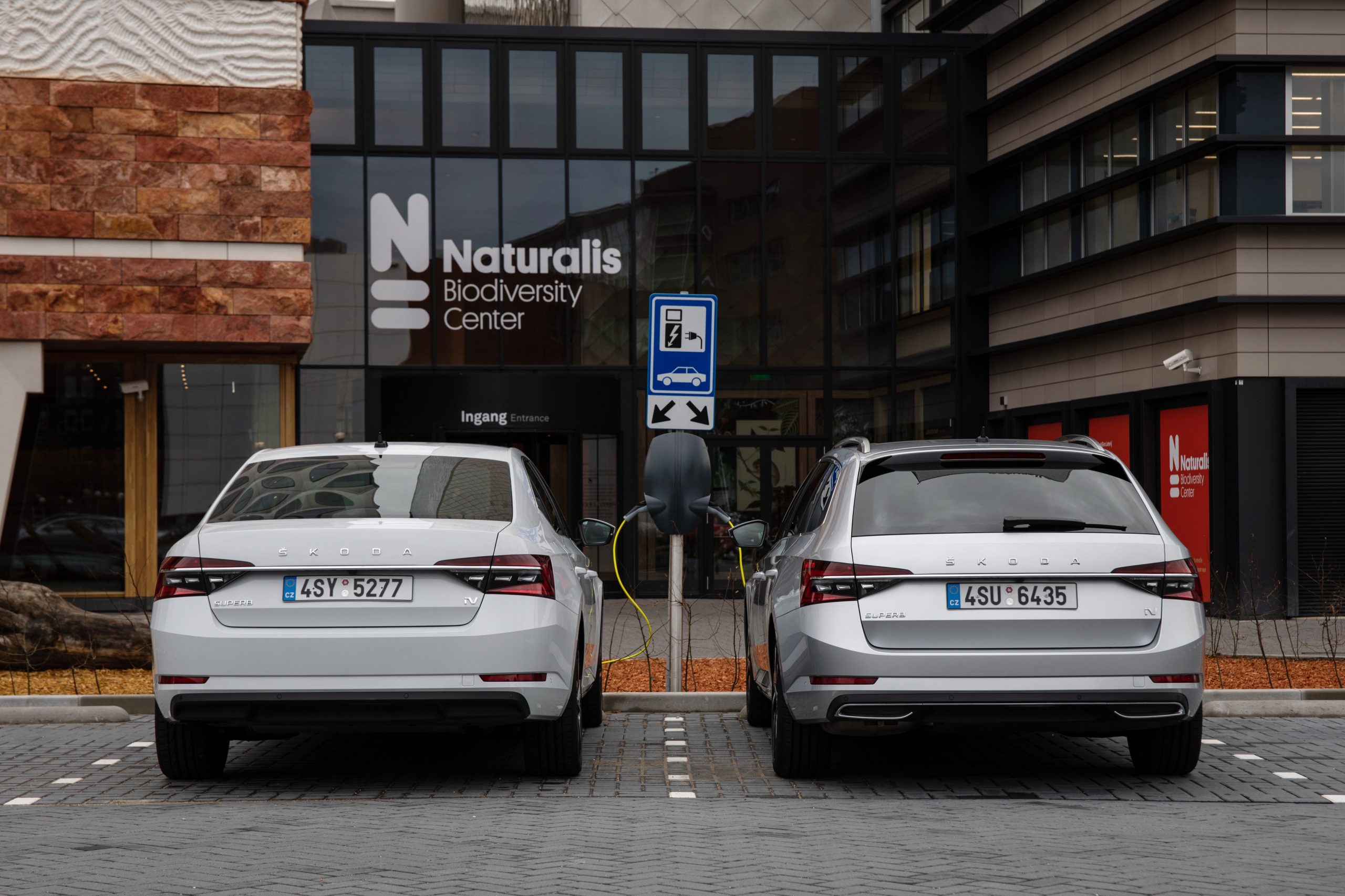ŠKODA SUPERB iV: a flagship model for two worlds - Škoda Storyboard