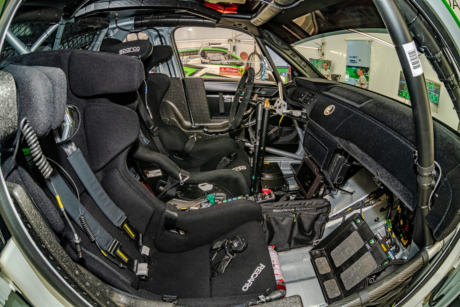 Important safety tips for when traveling with children in ŠKODA cars ...