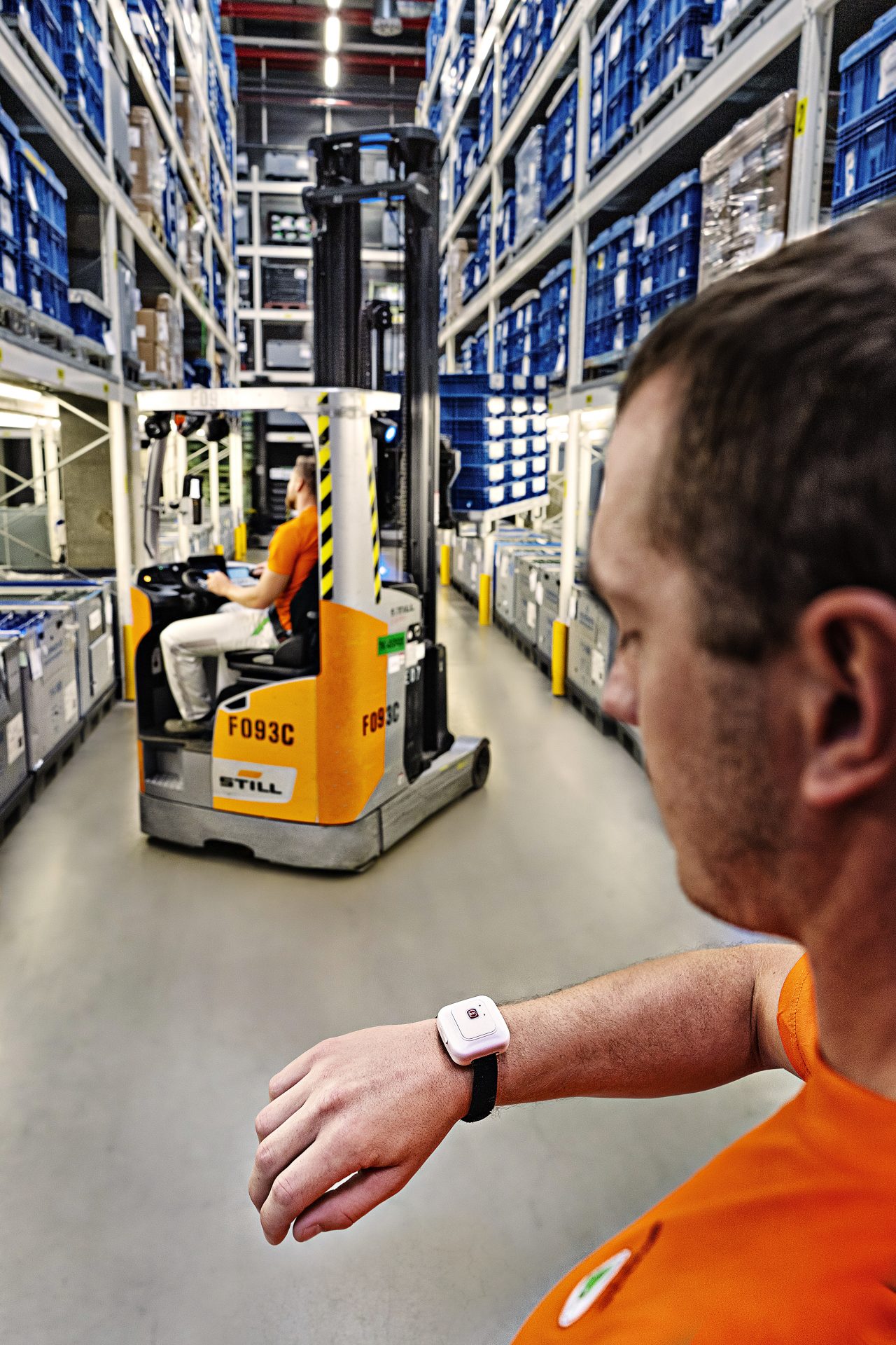 Robot delivers just-in-sequence parts directly to the production line ...