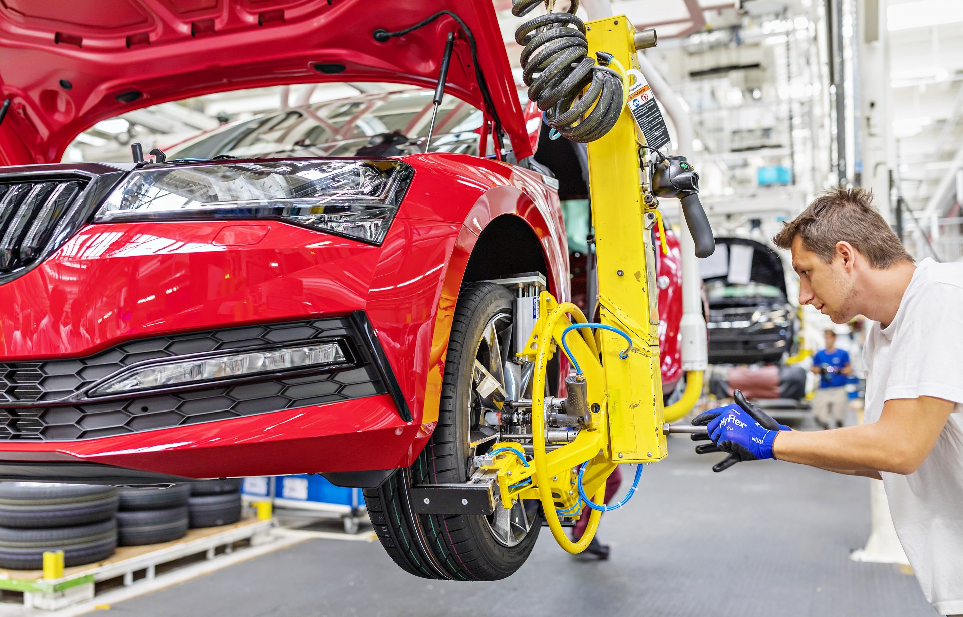 Robot delivers just-in-sequence parts directly to the production line ...