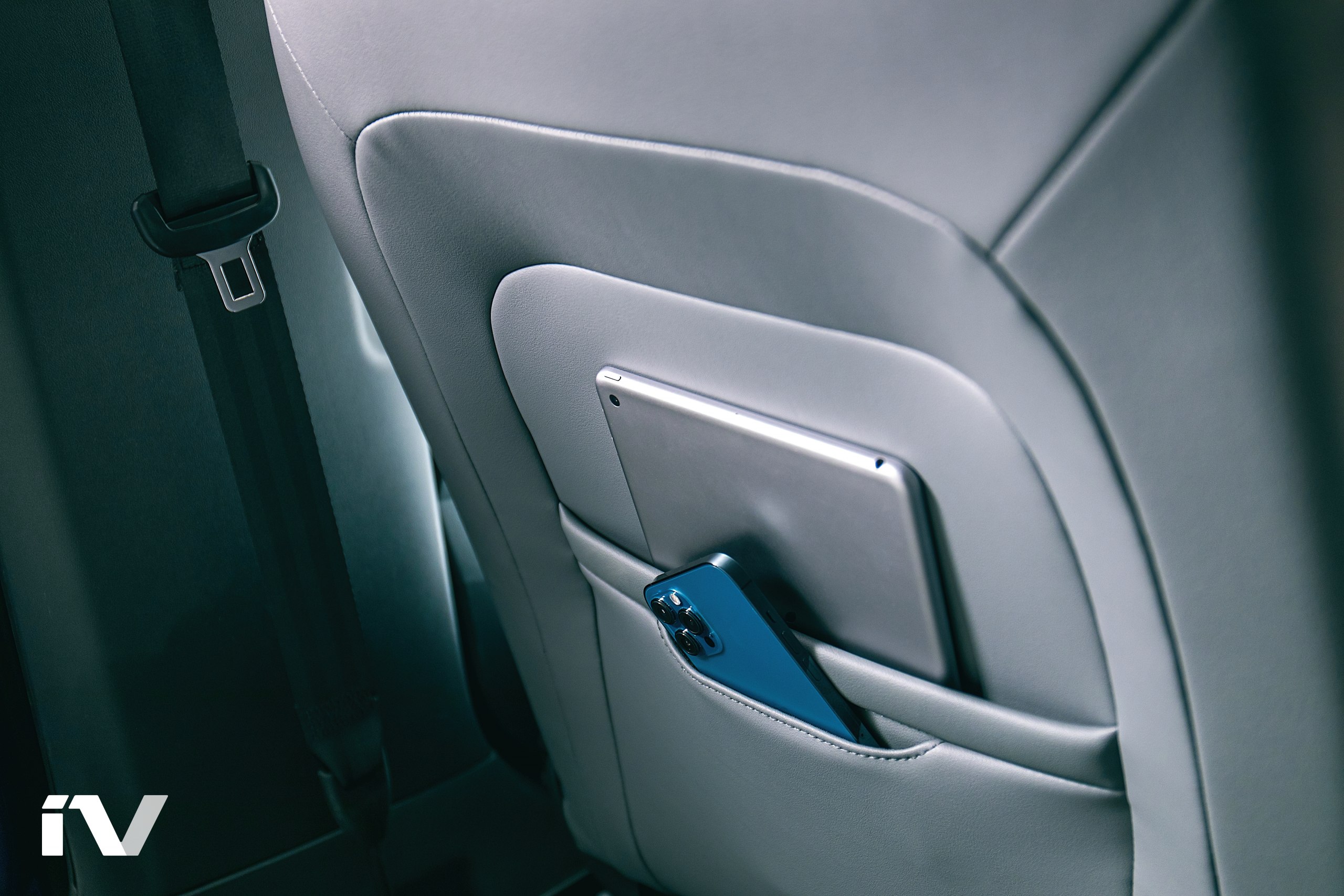 Two smartphone storage pockets on the front seatbacks - Škoda Storyboard