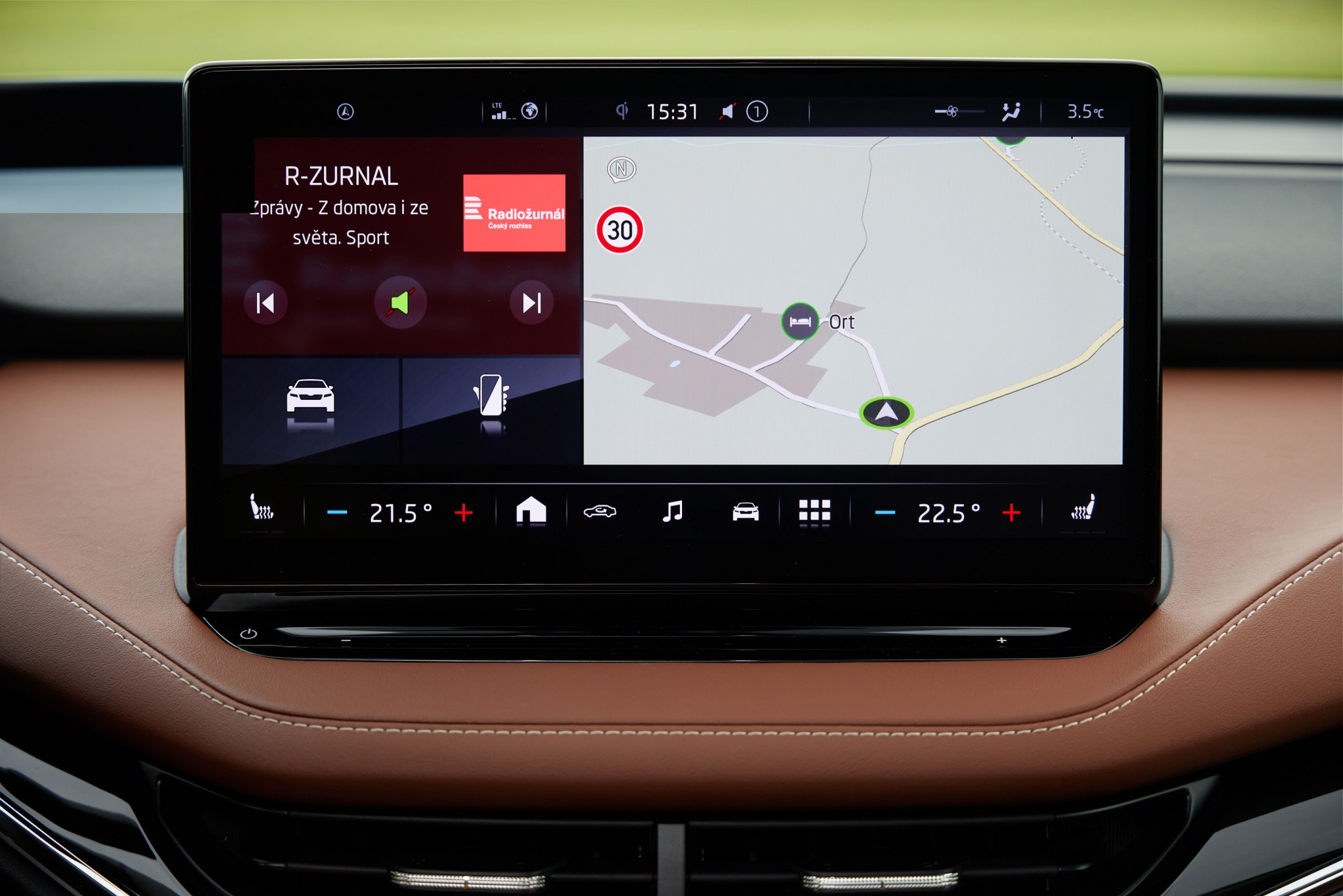 Connectivity: new Digital Cockpit, 13-inch display and online services ...