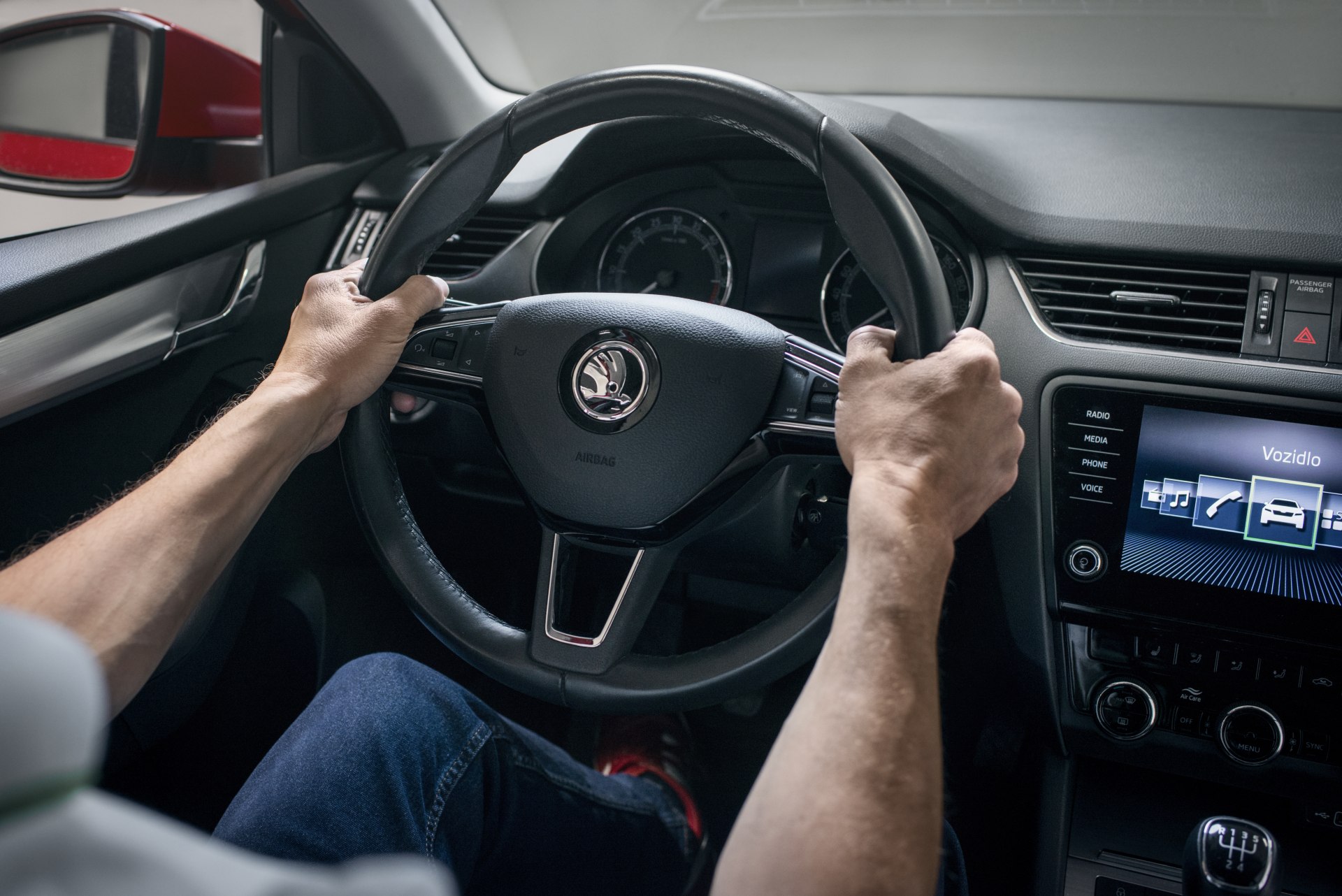 Holding the steering wheel in the right “9 and 3” position. - Škoda ...