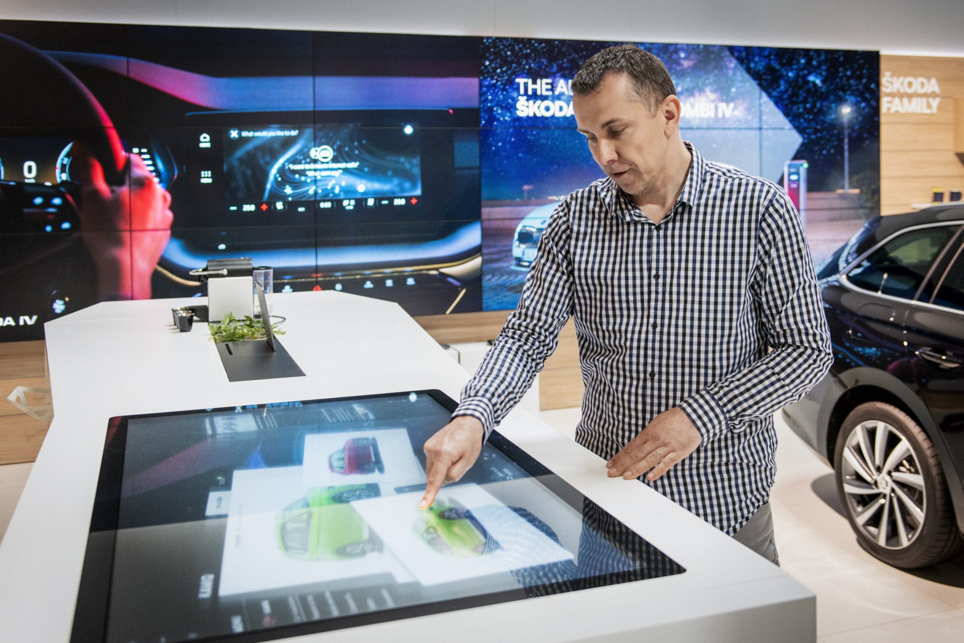 Showrooms go digital - Škoda Storyboard