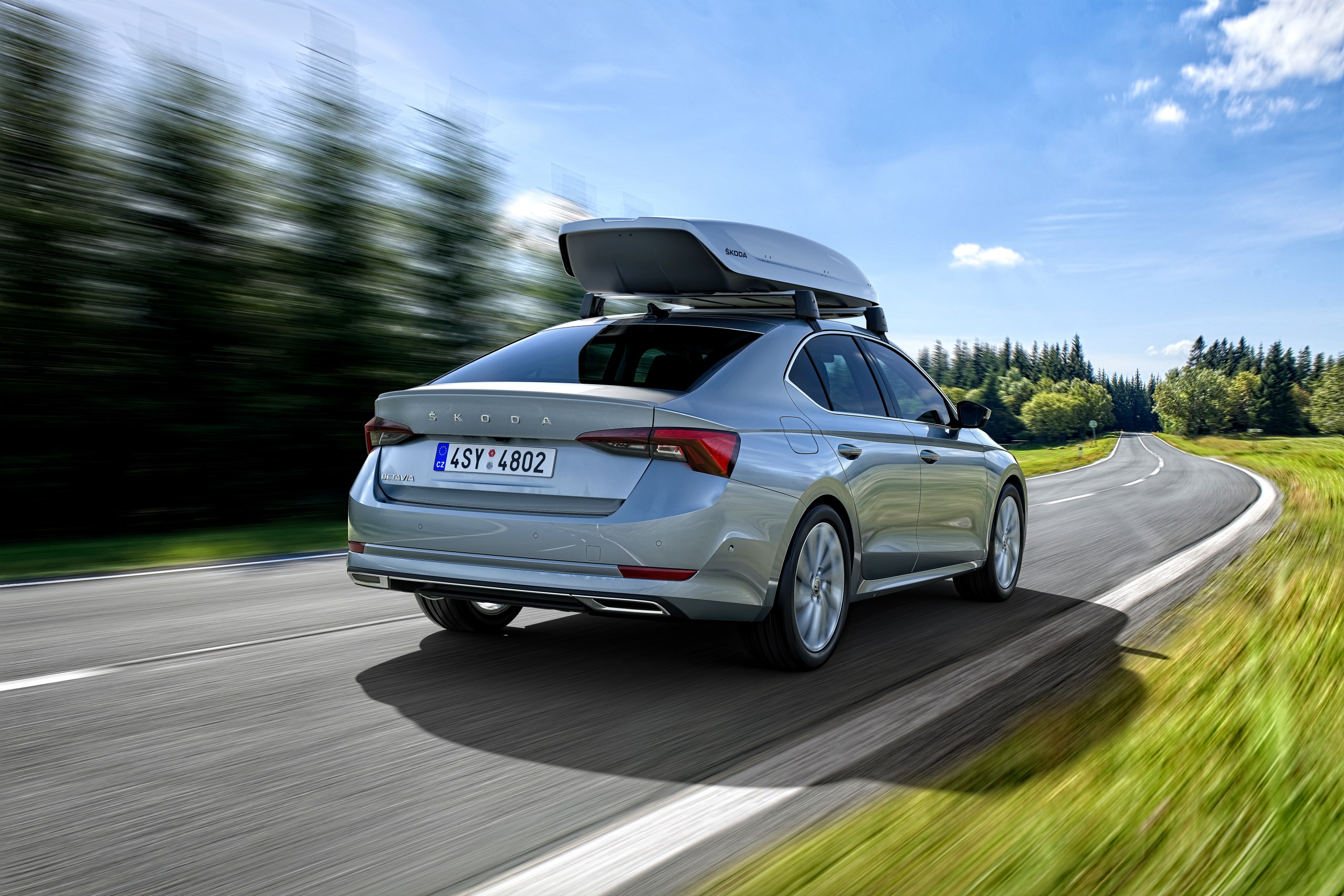 Choose an aerodynamic and light roof box with the safety certificate ...