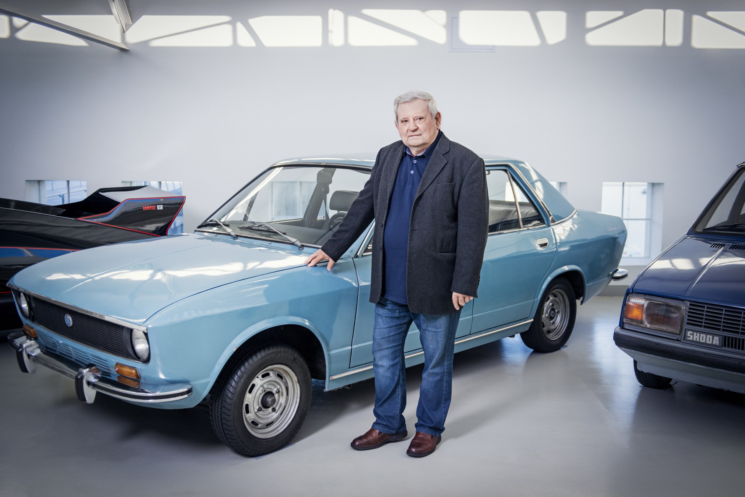Stanislav Cinkl with a blue mid-range ŠKODA 720 ID sedan - Škoda Storyboard