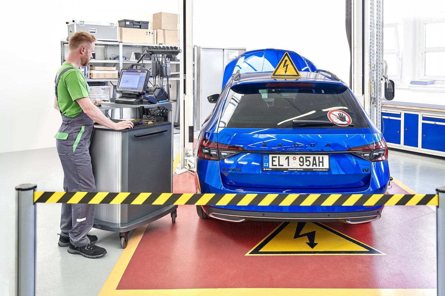 A ŠKODA SUPERB iV undergoing diagnostic testing - Škoda Storyboard