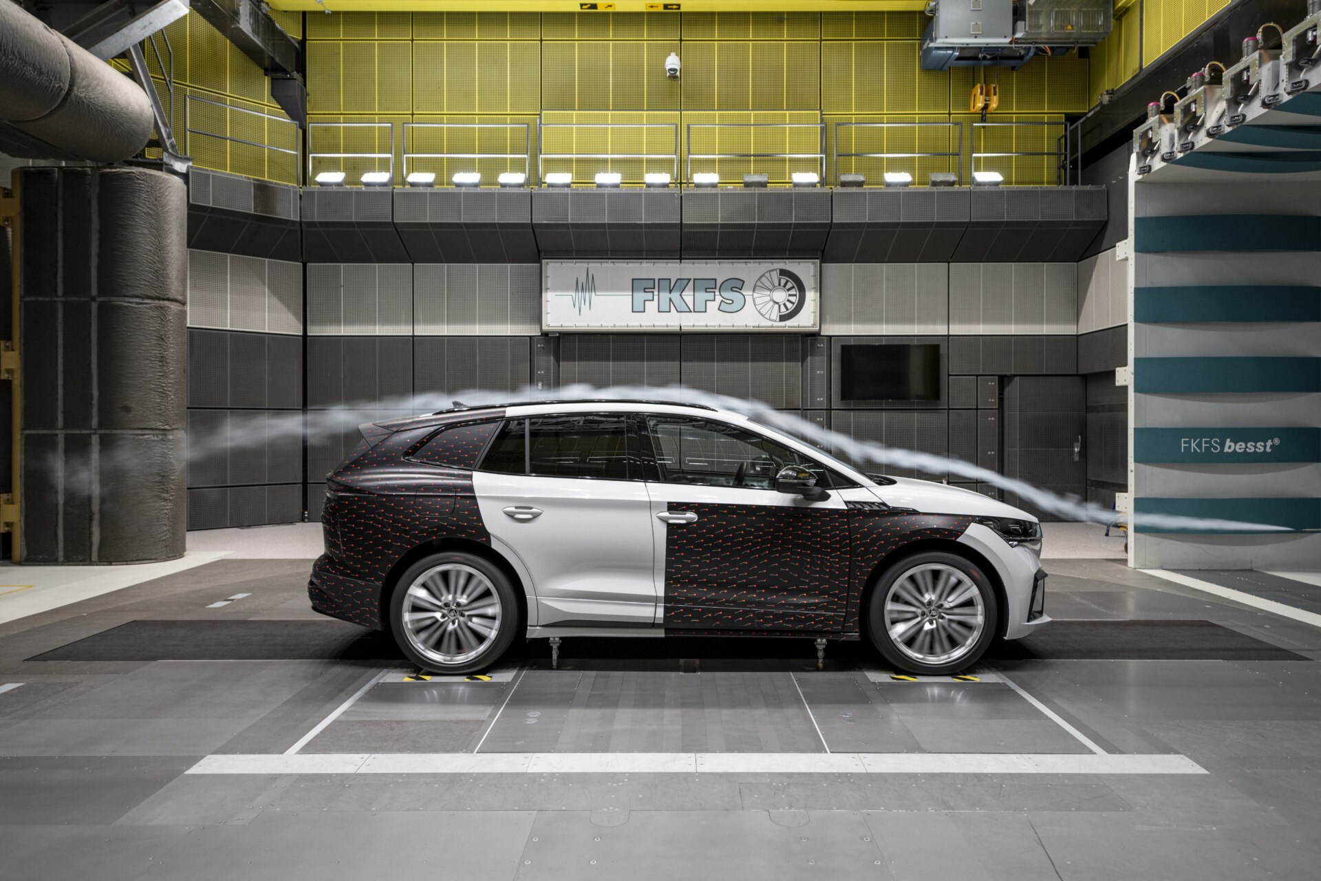 Smoke pattern test - here the airflow around the entire body is clearly ...