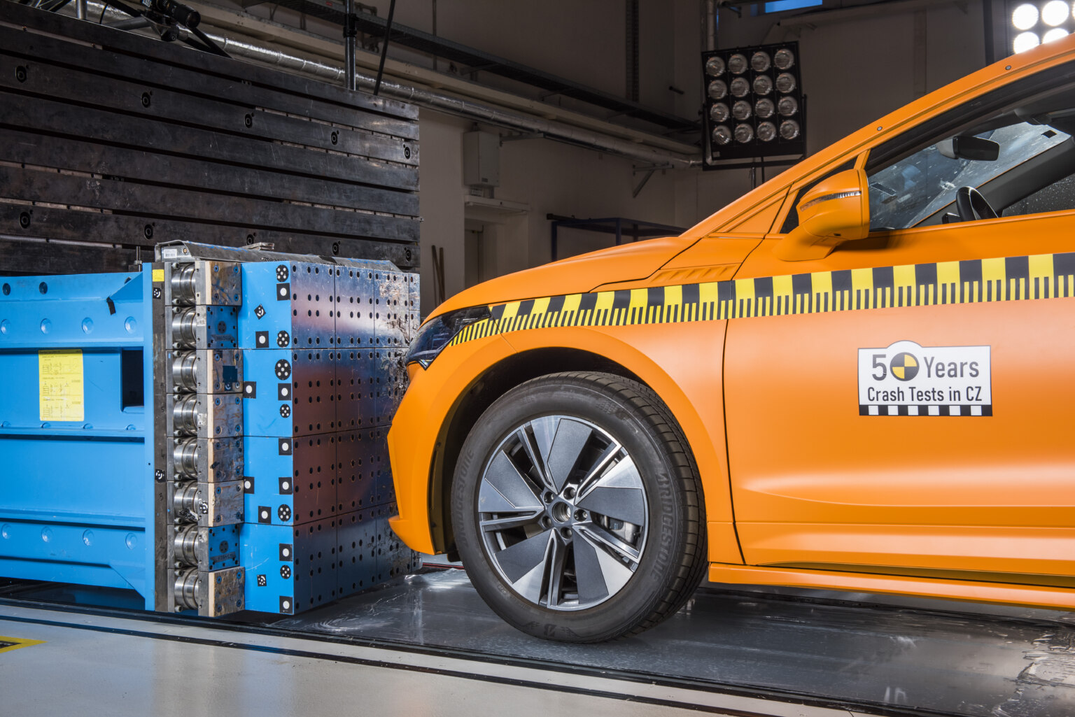A modern crash test lab can handle all kinds of tests - Škoda Storyboard