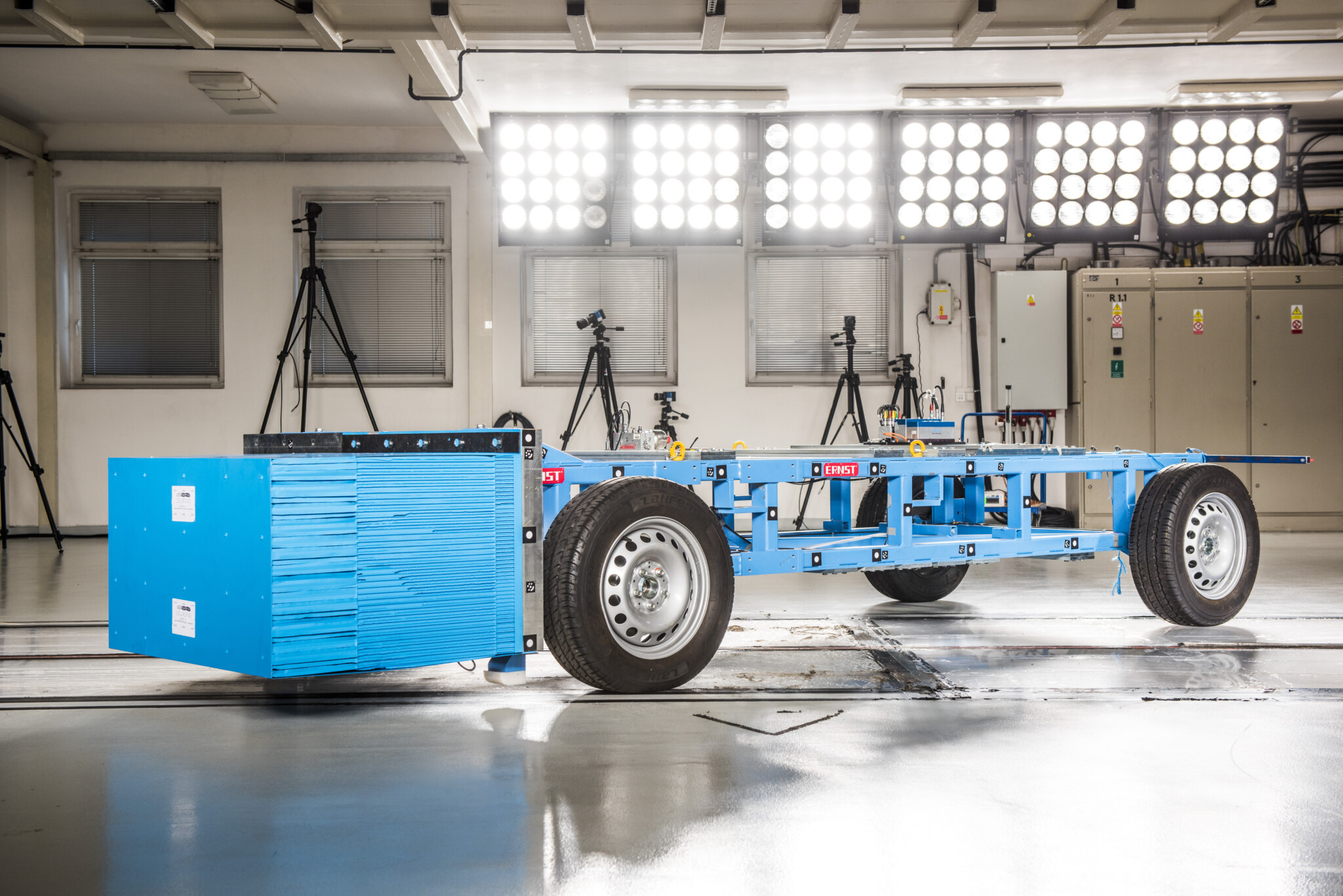 A modern crash test lab can handle all kinds of tests - Škoda Storyboard