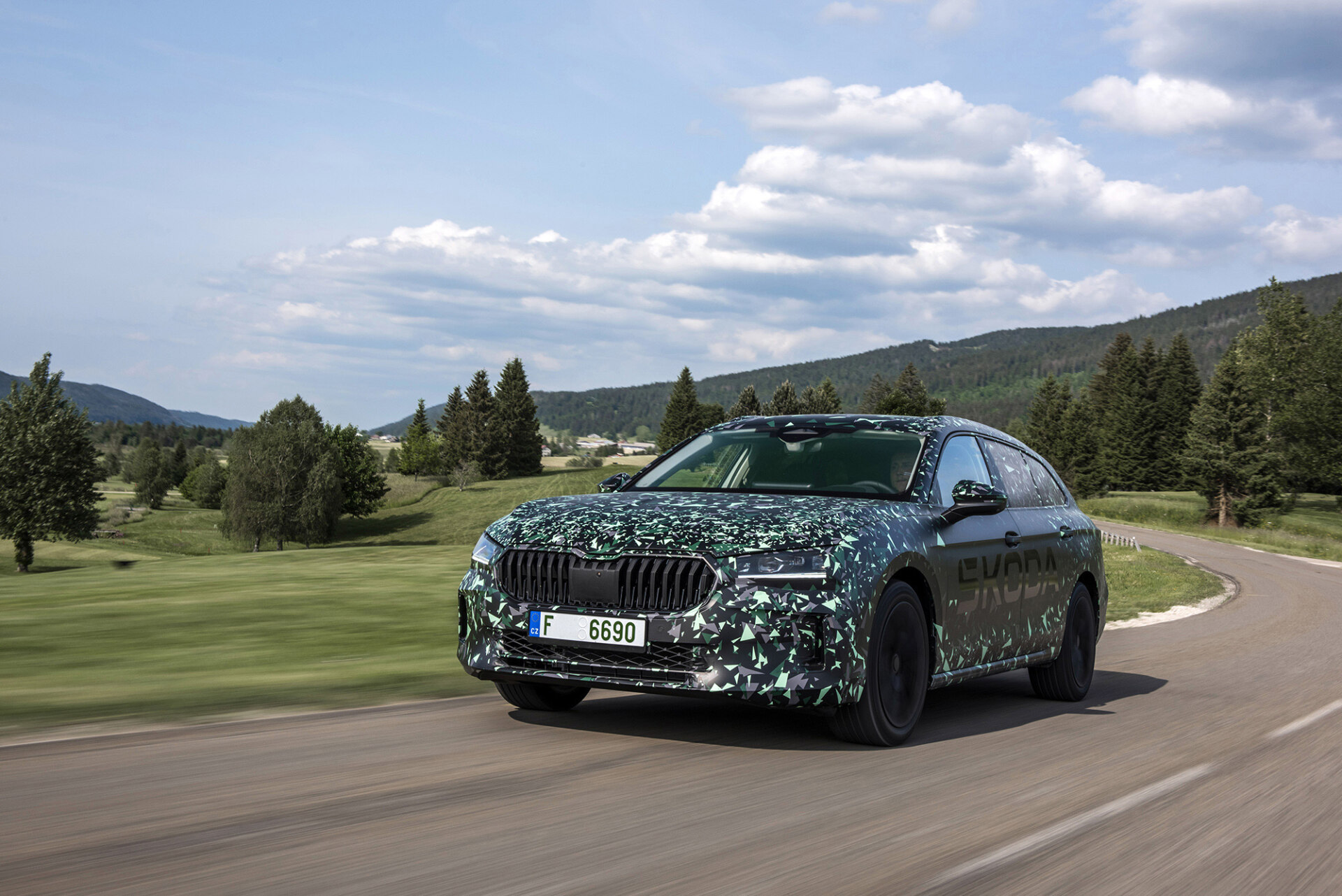 The new-generation Škoda Superb: Even more spacious, comfortableand ...