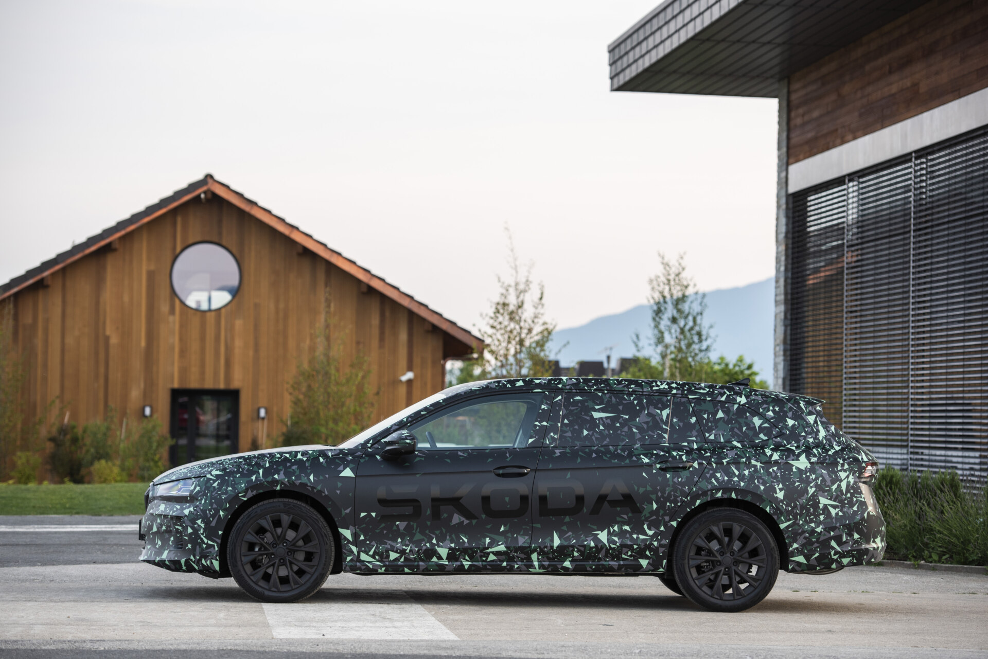 The new-generation Škoda Superb: Even more spacious, comfortableand ...
