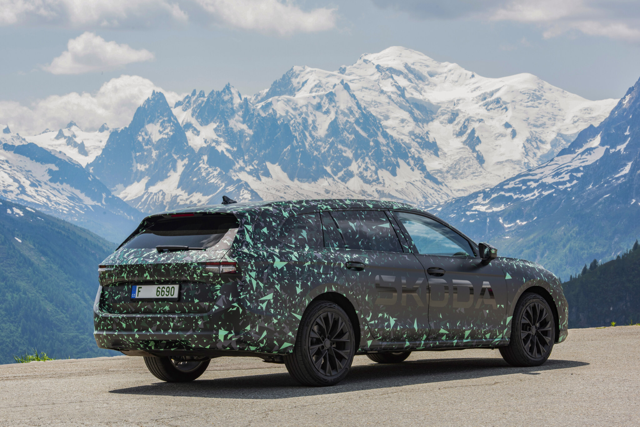The new-generation Škoda Superb: Even more spacious, comfortableand ...