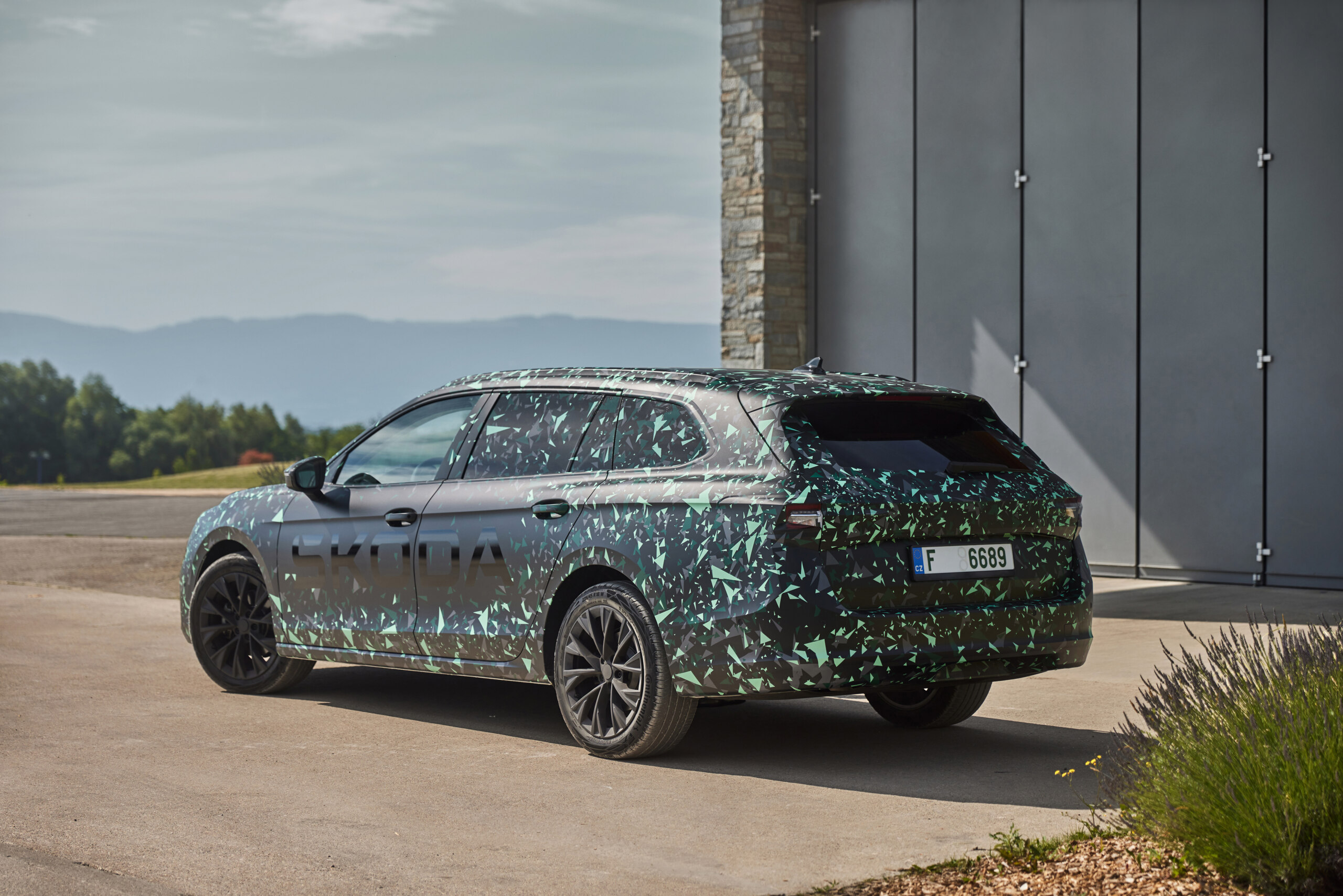 What does the new Superb have to offer? Check it out - Škoda Storyboard