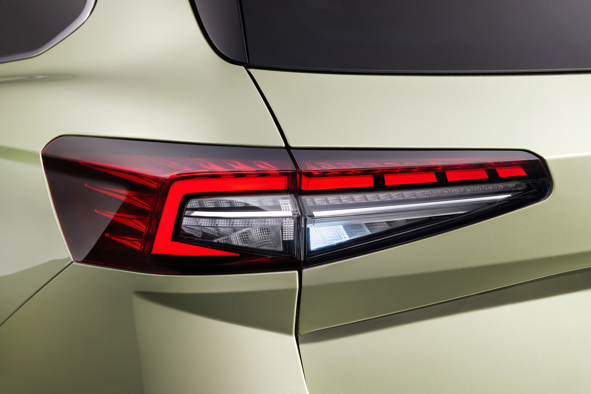 Exterior: New Modern Solid design elements, improved aerodynamics and ...