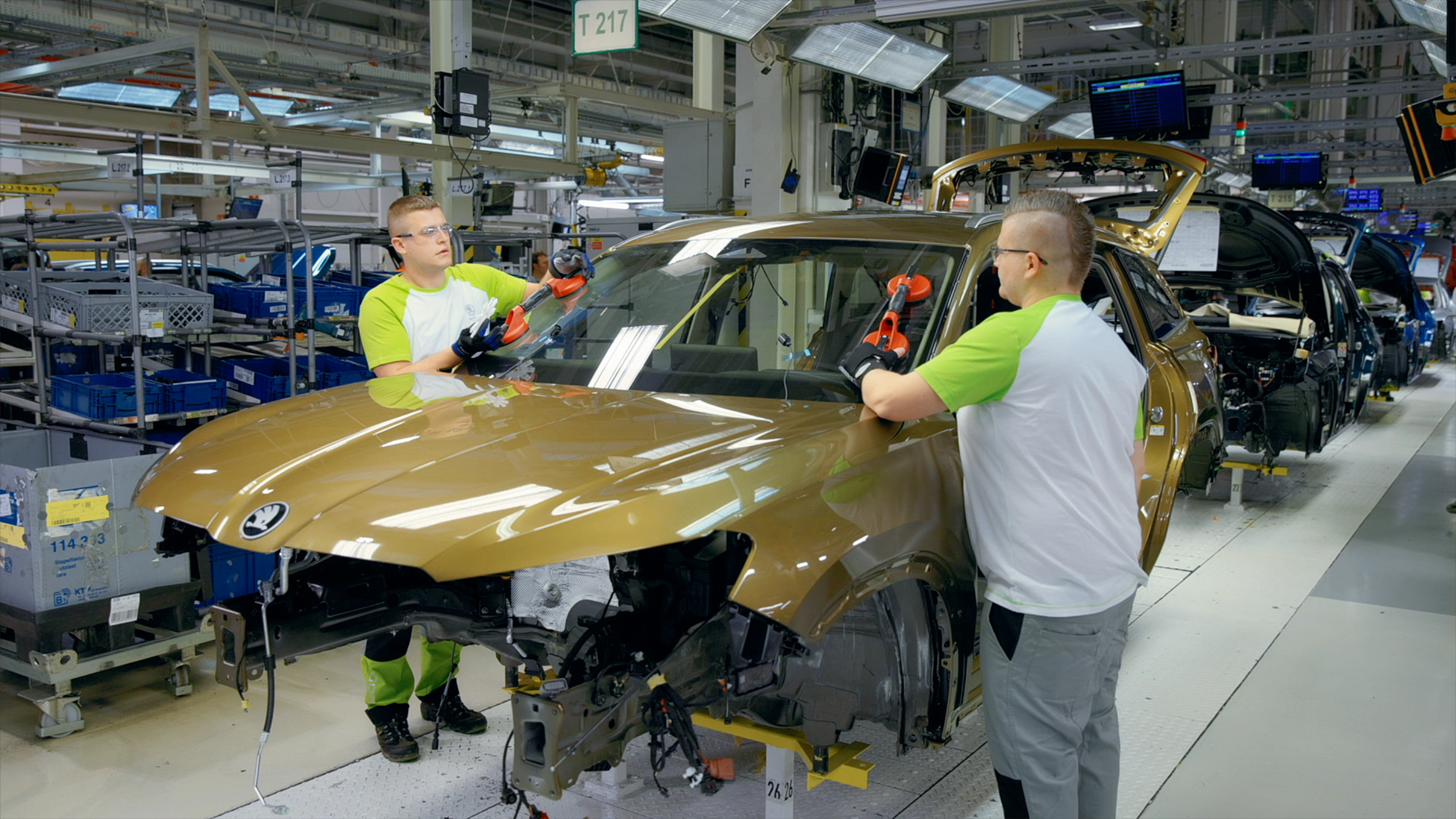 Minutes from car production: installing the windscreen - Škoda Storyboard