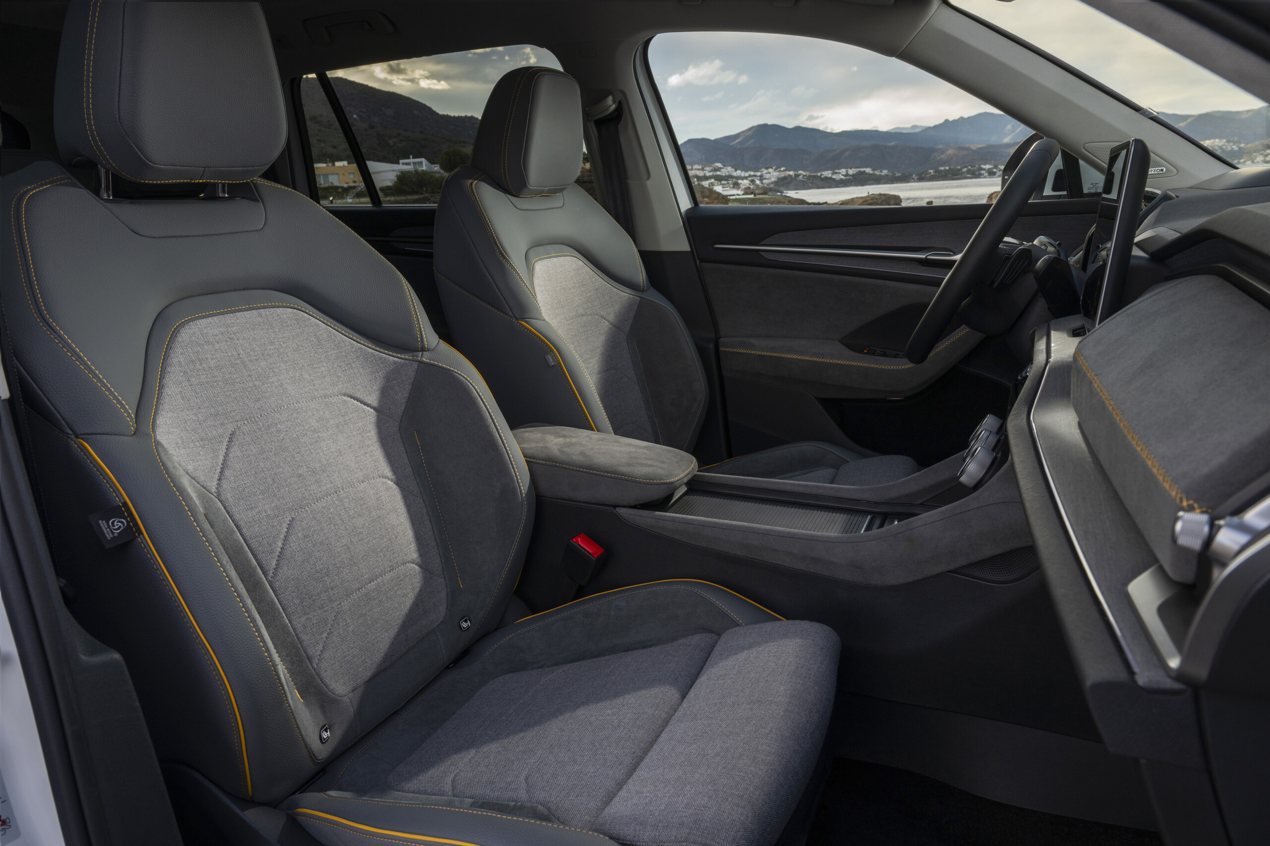 Interior: Combining a spacious design and innovative controls with ...