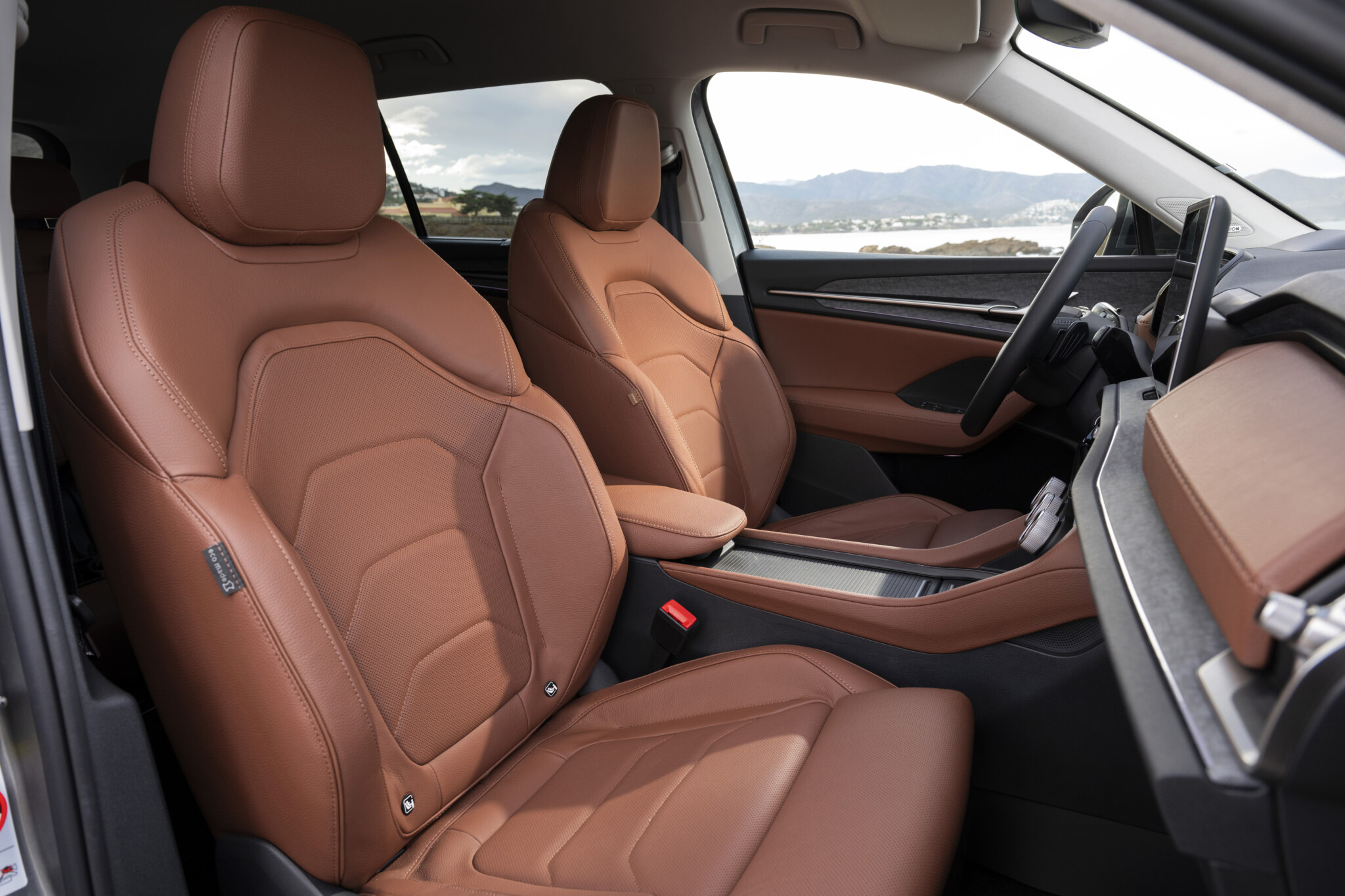 Interior: Combining a spacious design and innovative controls with ...