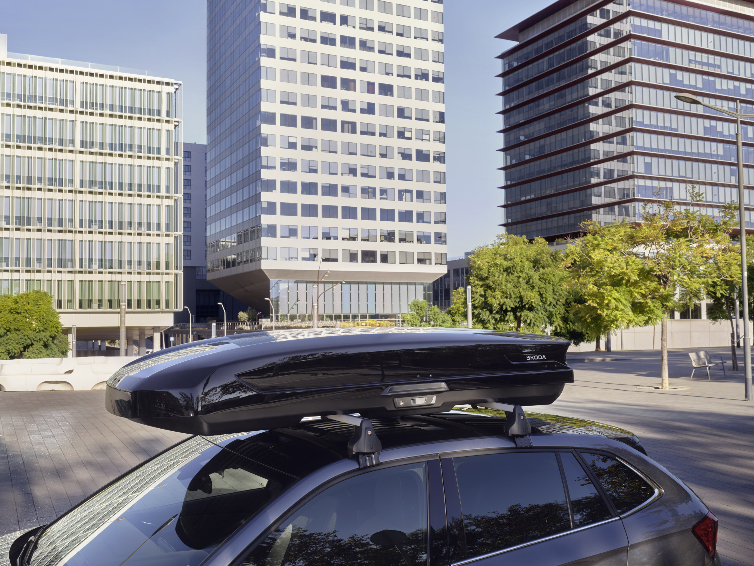 Box on the roof? Towards the back and dead central - Škoda Storyboard