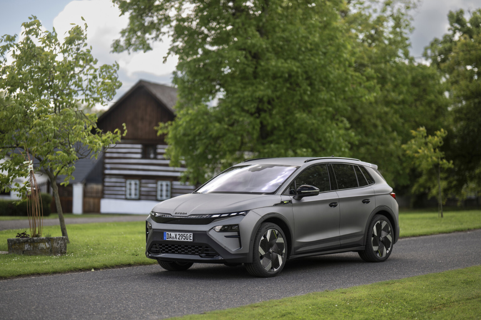 Elroq RS in matte coat. Limited edition brings a new shade - Škoda ...