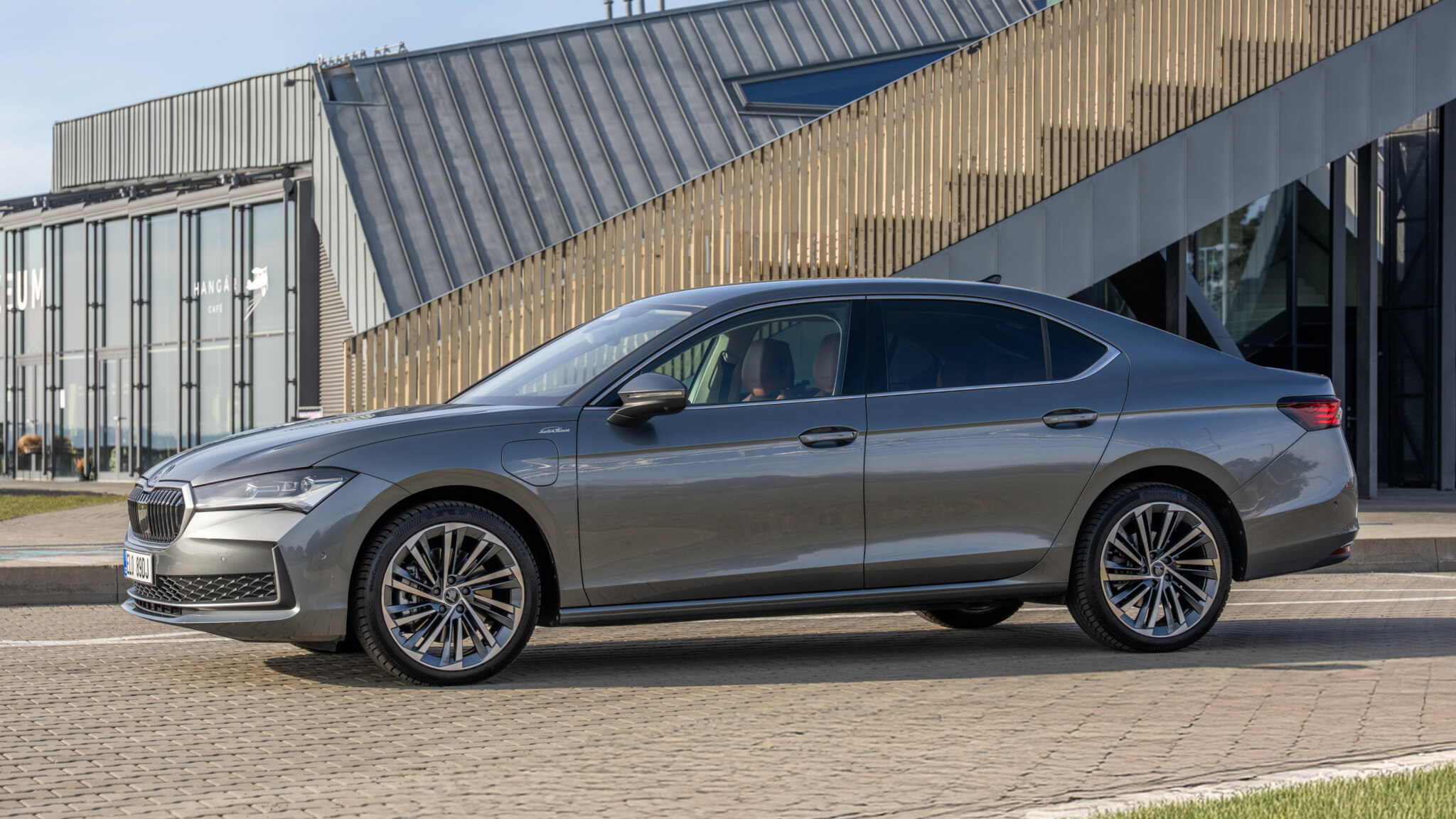 Superb Hatch version receives a plug-in hybrid powertrain with 200 kW ...
